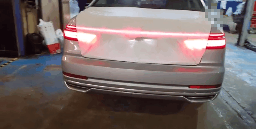 国内首台18款奥迪A8L已到4S店后场, 一车配6屏, 奔驰S级真比不了-新浪汽车