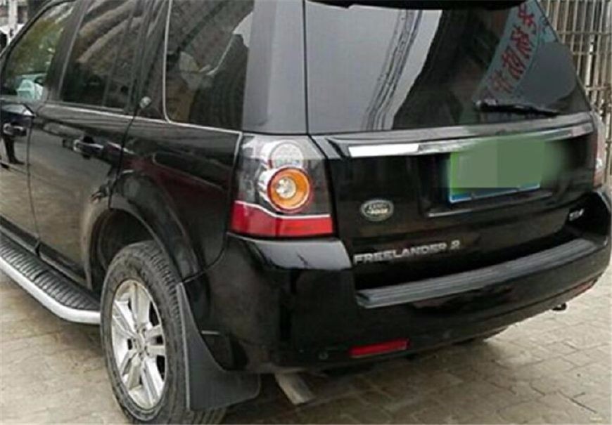 路虎神行者2这款车内饰粗犷，操控平稳，很不错的一款车