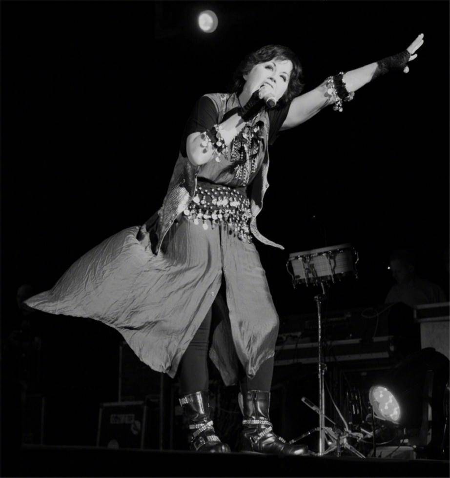 卡百利(小红莓)乐队主唱 Dolores O'Riordan 突|卡百利|小红莓|乐队_新浪新闻