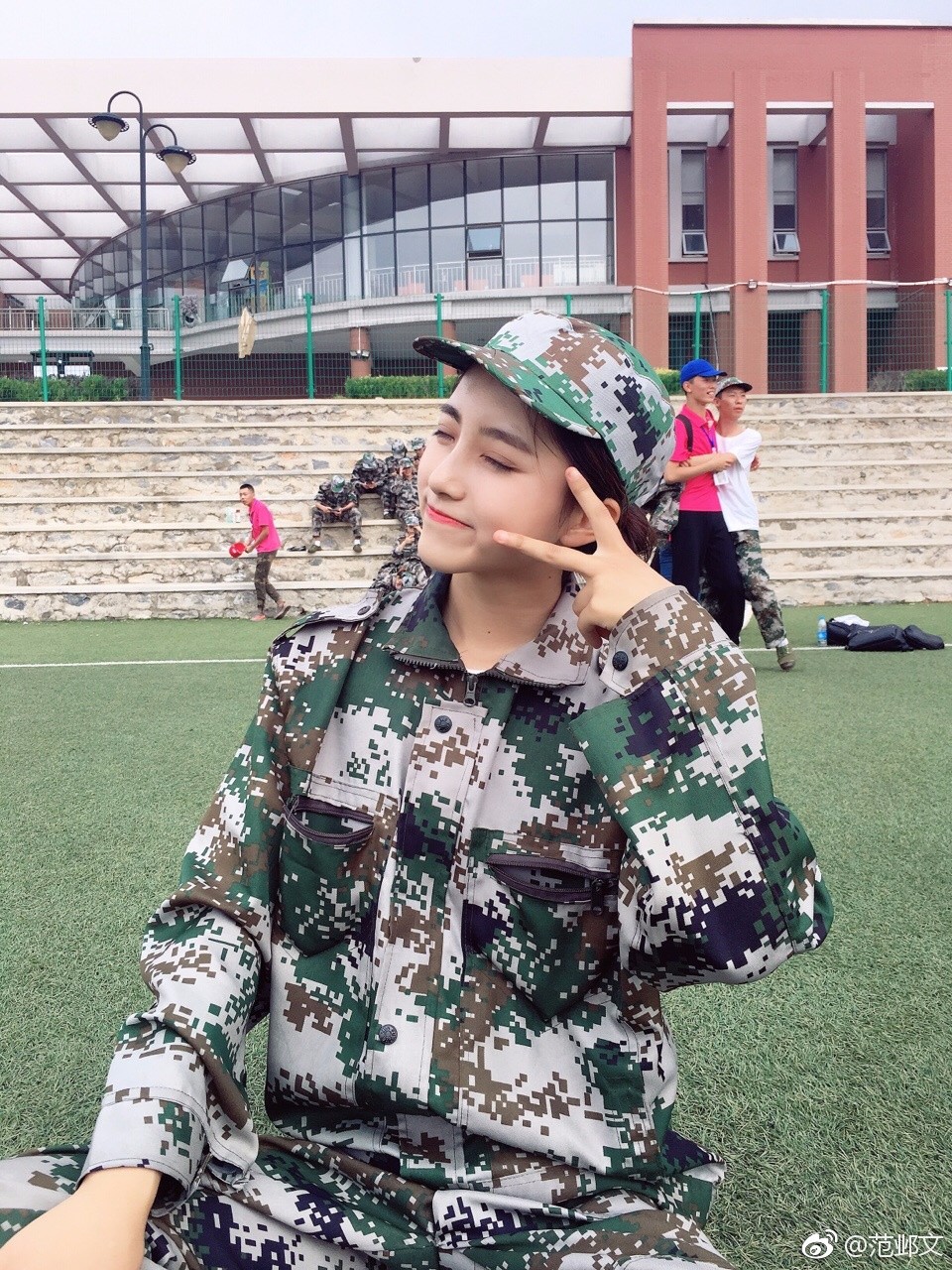 校花日记 范邺文 来自大连艺术学院 身高171 体重49kg 喜欢表演