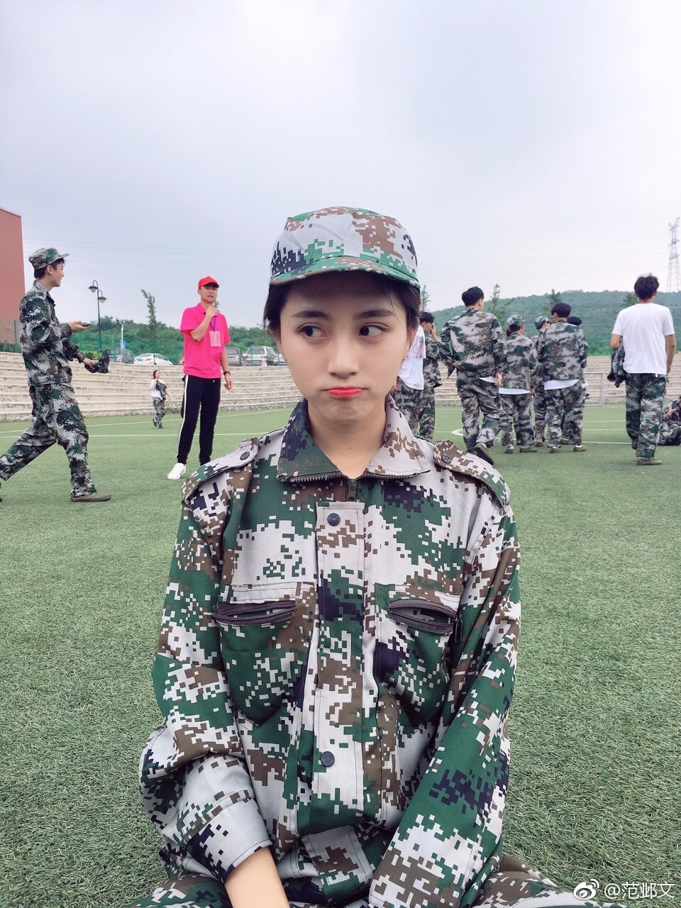 校花日记 范邺文 来自大连艺术学院 身高171 体重49kg 喜欢表演