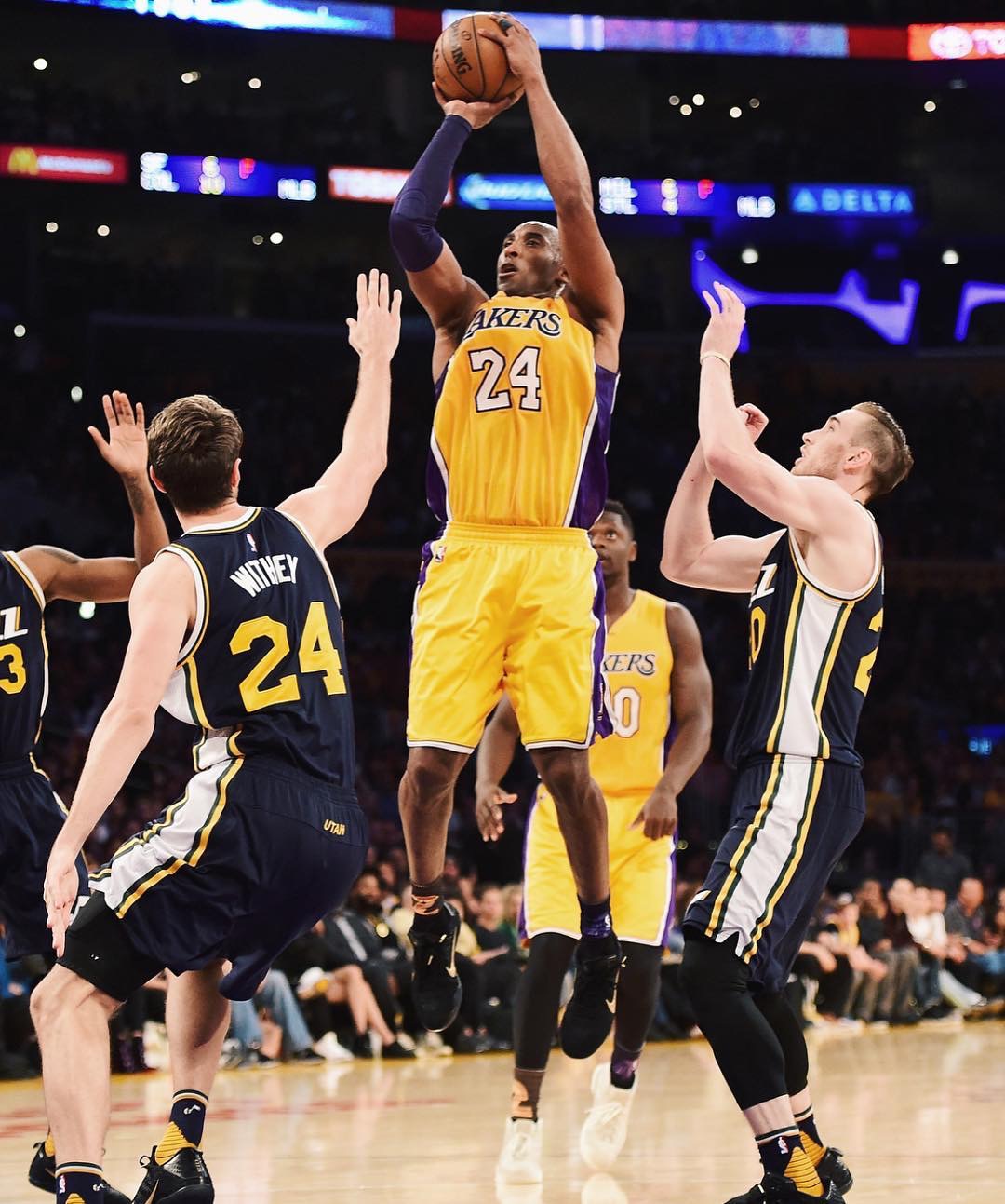 两年前的今天，“曼巴out”|曼巴_新浪新闻