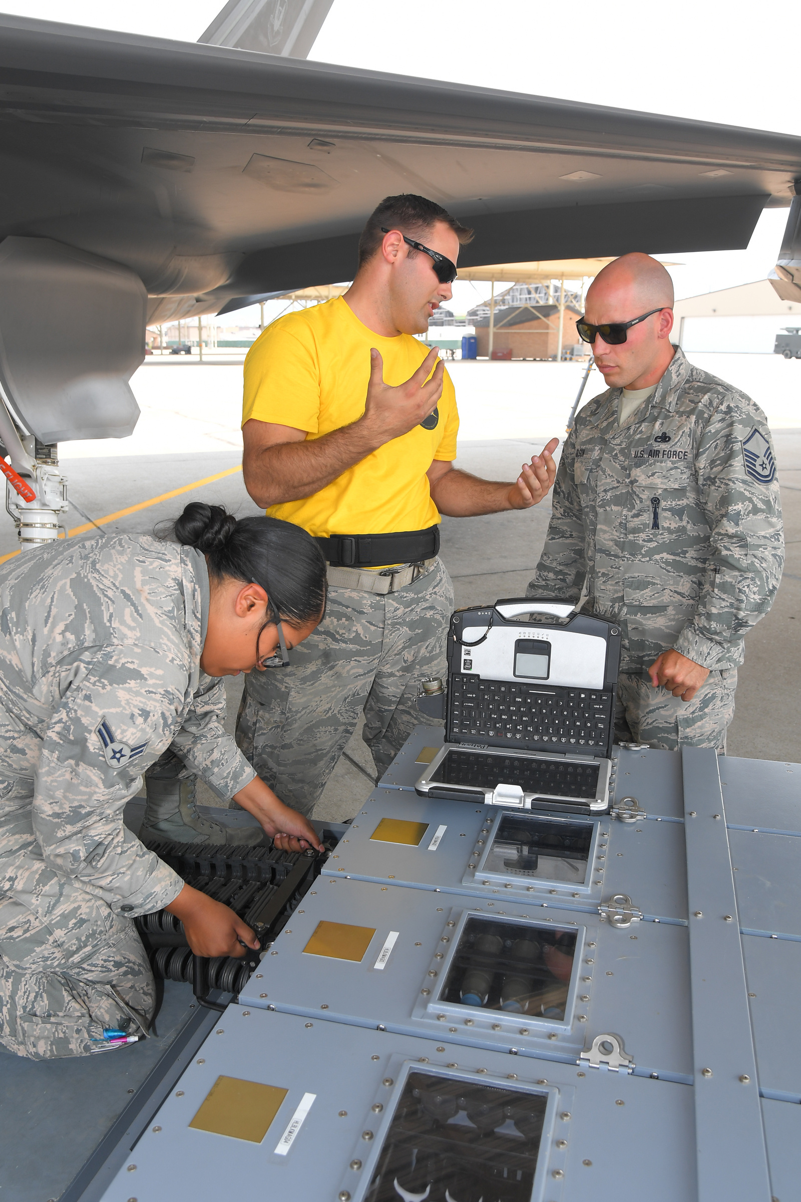 美国空军第388战斗机联队和第419飞机维修中队的地勤人员为F-35A“闪