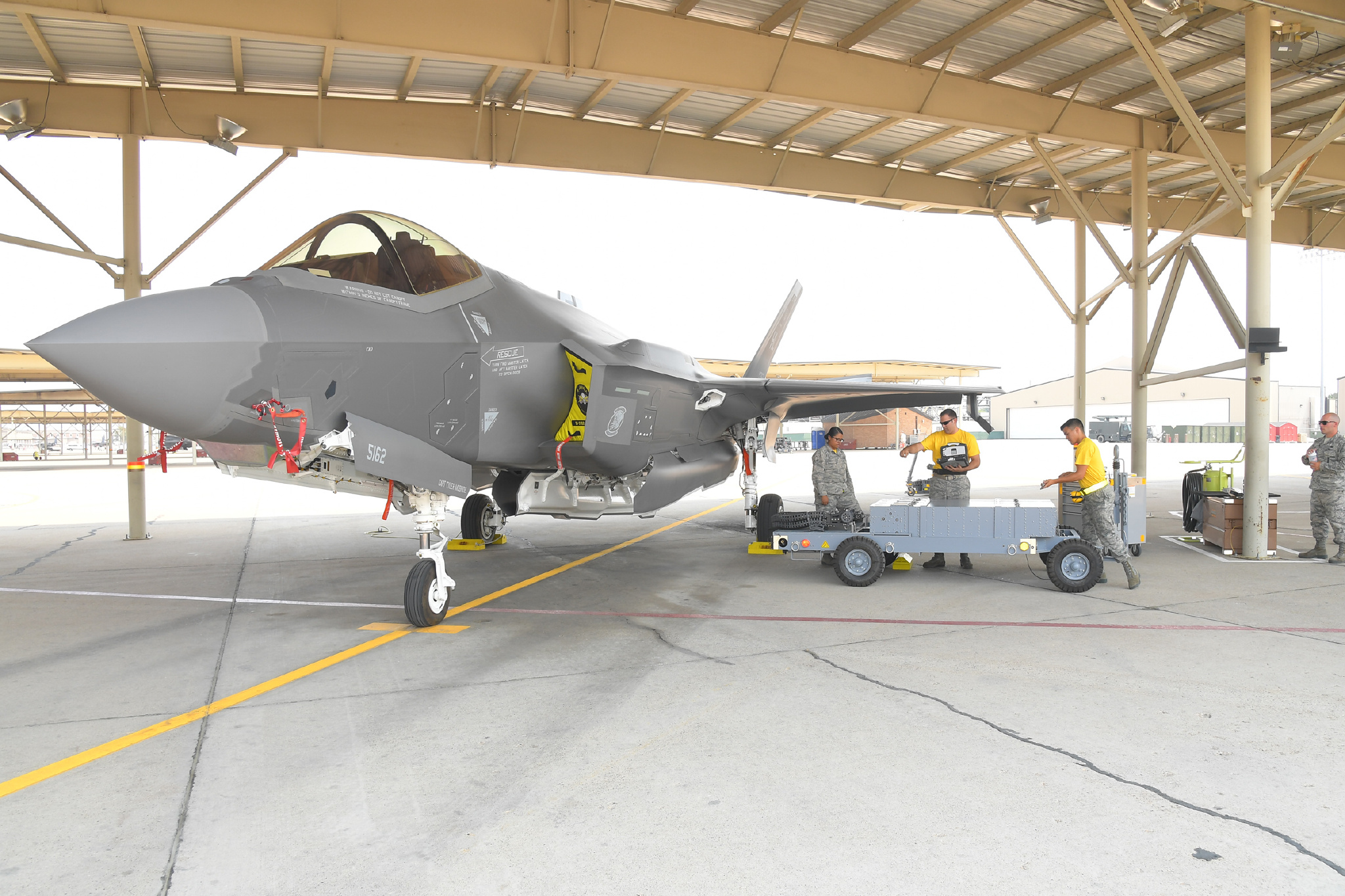 美国空军第388战斗机联队和第419飞机维修中队的地勤人员为F-35A“闪