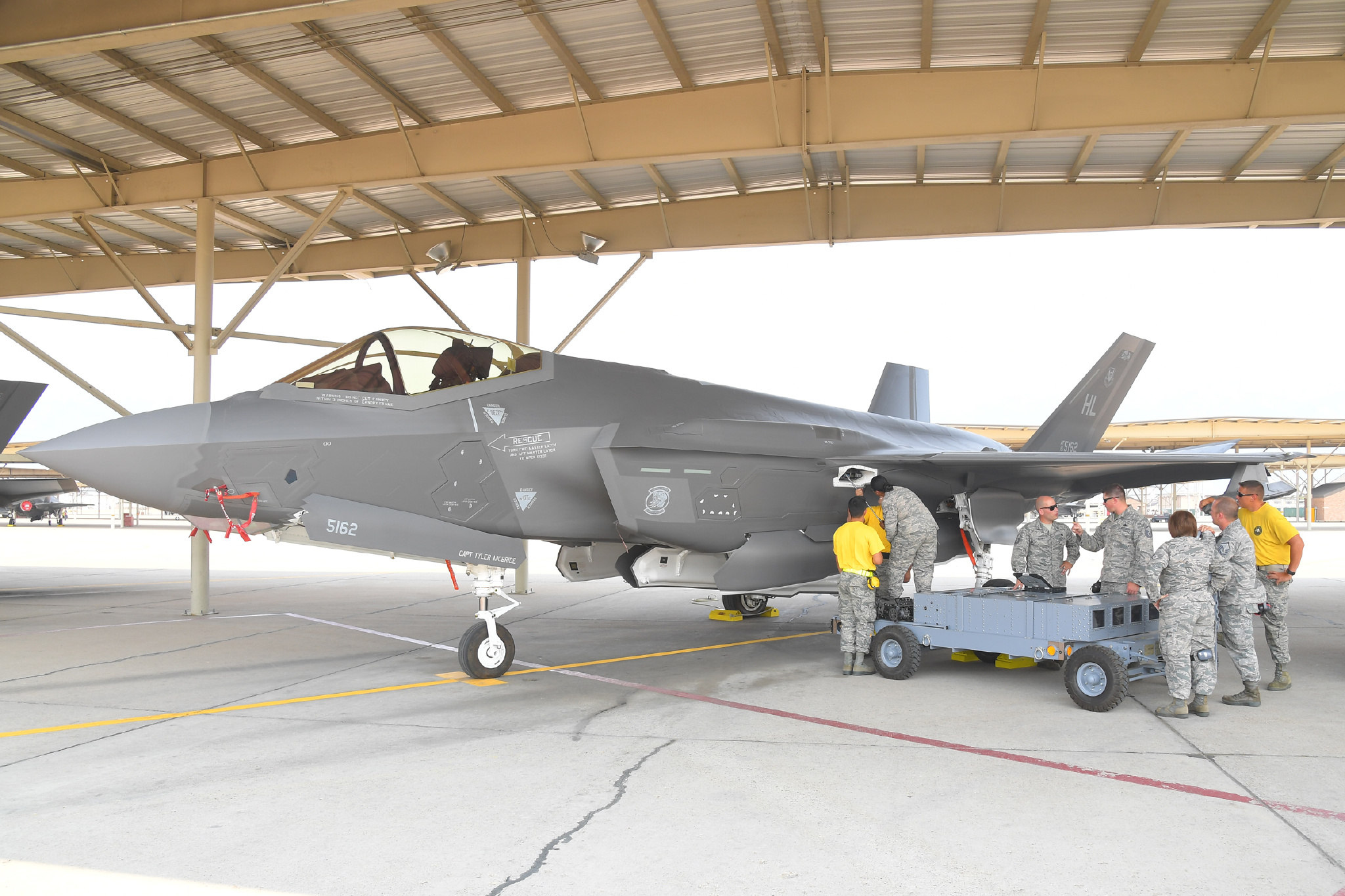 美国空军第388战斗机联队和第419飞机维修中队的地勤人员为F-35A“闪