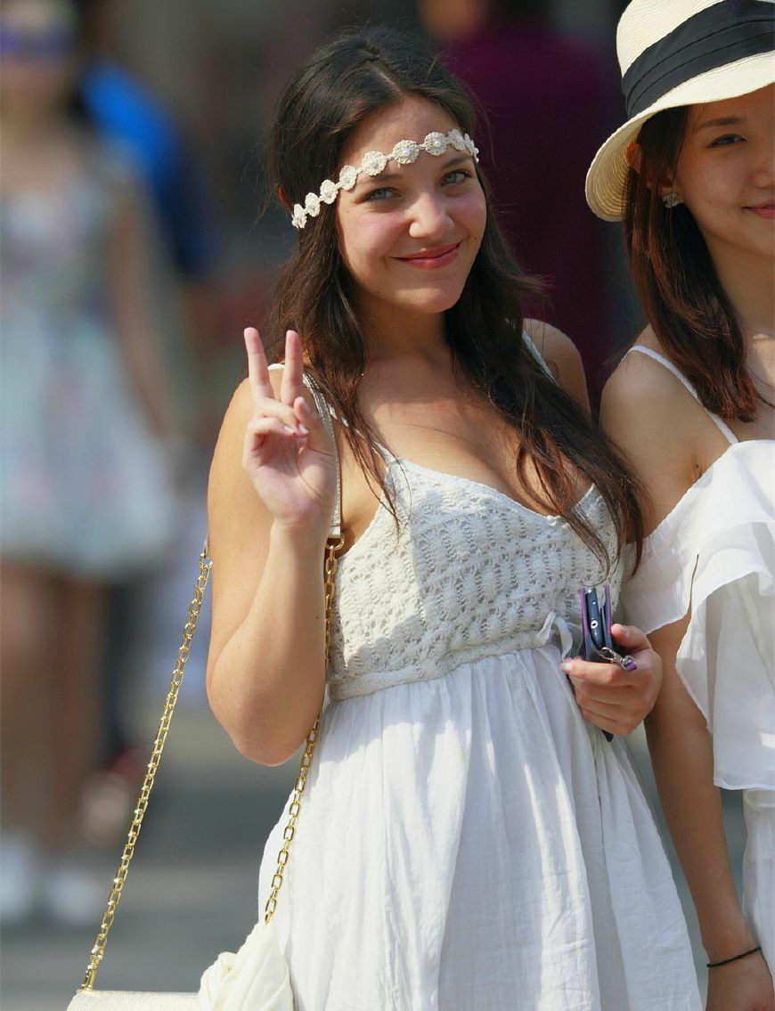 街拍,广州街头随处可见美女,广州街拍都是短裙短裤,大长腿很美