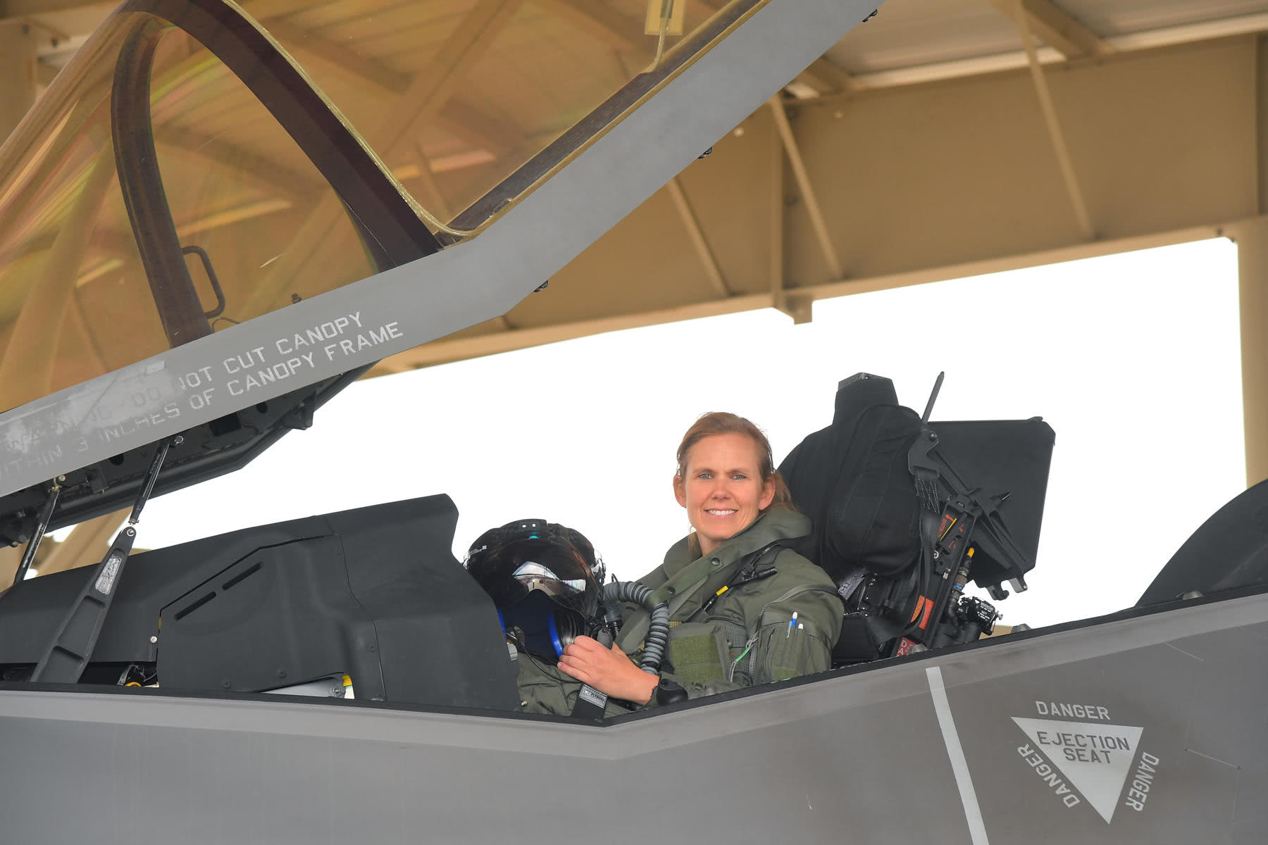 差的距不是一点半点!美军预备役女飞行员已经用上四代机!|四代机|萨布里克|基纳_新浪新闻