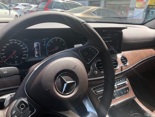 花46万元买辆奔驰E200L，订车时车主看到车内氛围灯时立刻签了字-新浪汽车