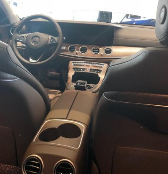 花46万元买辆奔驰E200L，订车时车主看到车内氛围灯时立刻签了字-新浪汽车