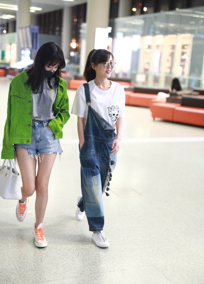 爱情公寓中的胡一菲陈美嘉同框，娄艺潇李金铭手牵手现身机场|李金铭|娄艺潇|手牵手_新浪新闻