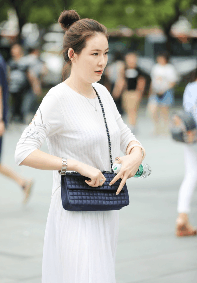 街拍: 穿蕾丝衬衫的美女, 热裤比内内还短, 可以的我的姐|比内内|热裤|美女_新浪新闻