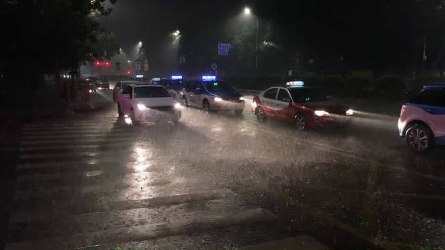 上海暴雨还在下，深圳也下起暴雨，一开始我还觉得，我有伞，而且还是一把大雨...|暴雨|挡水|雨伞_新浪新闻