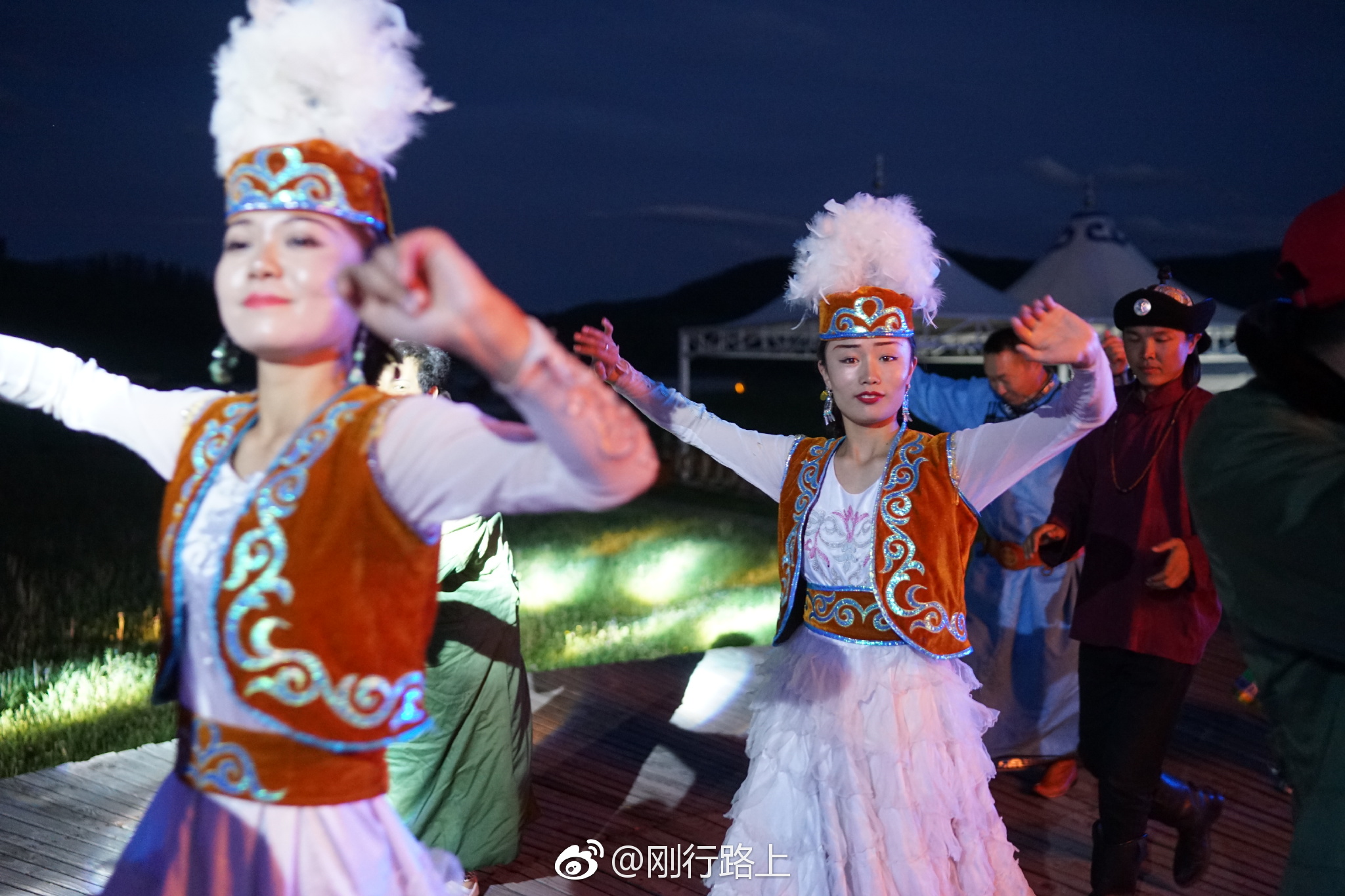 在新疆参加篝火晚会，总能偶遇一些惊喜，比如热情的少数民族同胞|新疆|少数民族|同胞_新浪新闻