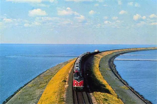 《千与千寻》的海上火车，原型为斯里兰卡小火车也有这么神奇吗？|千与千寻|斯里兰卡|火车_新浪新闻