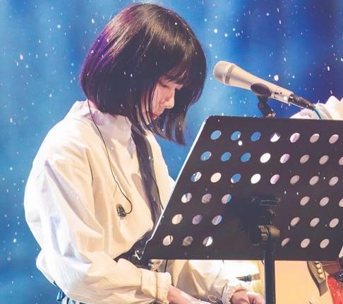 房东的猫主唱王心怡！这是多少男人的初恋女友的模样，舒服颜|王心怡|主唱|房东_新浪新闻