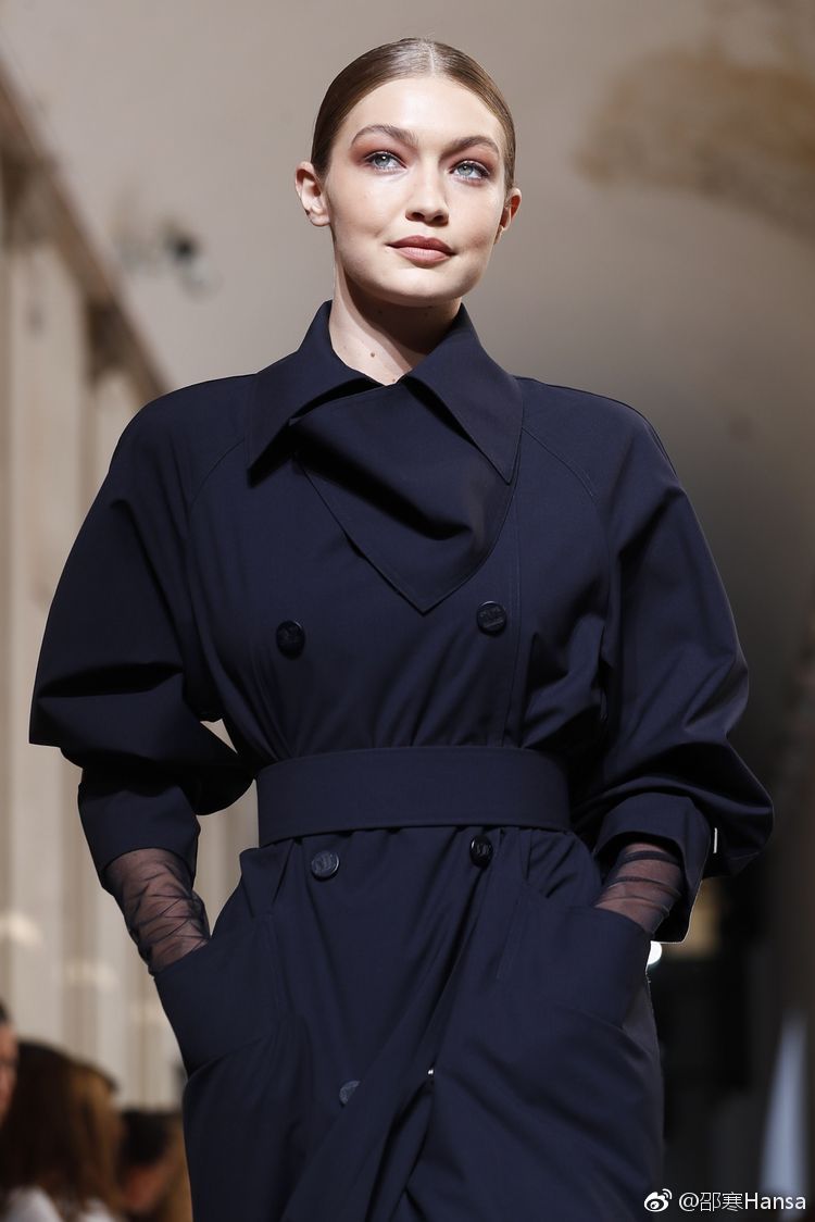 Max Mara作为今早米兰的第一场秀，发布了2019ss系列