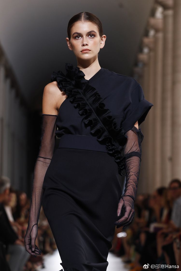 Max Mara作为今早米兰的第一场秀，发布了2019ss系列