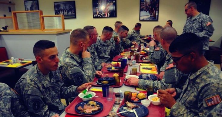 各国部队食堂大PK，咱们中国解放军堪称舌尖上的美食|食堂|部队|伙食_新浪新闻