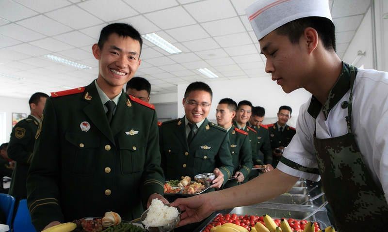 各国部队食堂大PK，咱们中国解放军堪称舌尖上的美食|食堂|部队|伙食_新浪新闻
