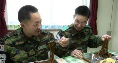 各国部队食堂大PK，咱们中国解放军堪称舌尖上的美食|食堂|部队|伙食_新浪新闻