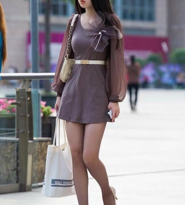 街拍,穿短裙的美女们,各个好身材,臀部都很性感,内有福利图