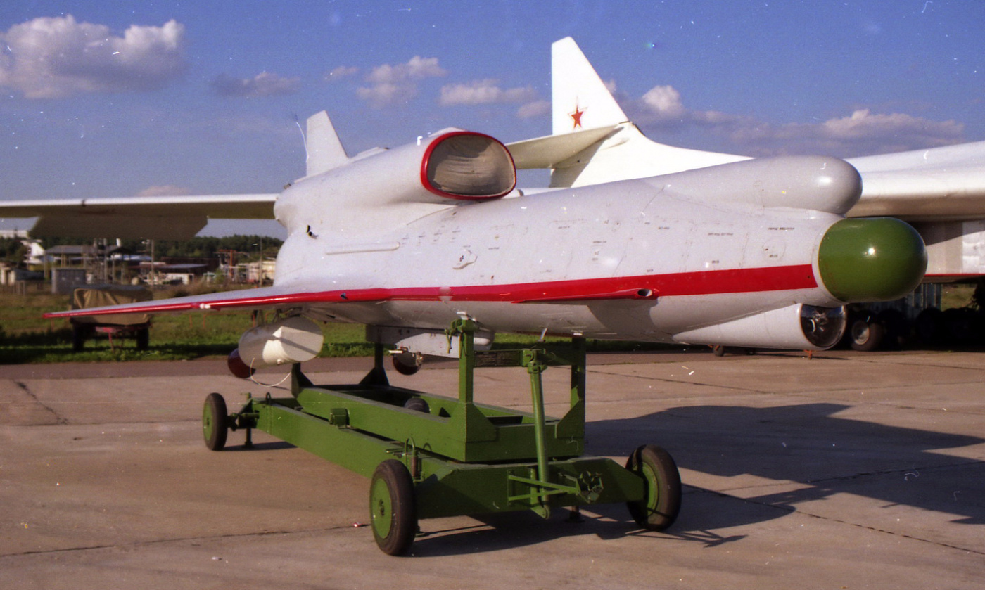 “毛熊的风筝”——Ту-143 “飞行”战术侦察无人机的前世今生|无人机_新浪新闻