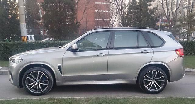 花174万元买宝马X5M性能SUV，看到驾驶室时朋友们都笑了-新浪汽车