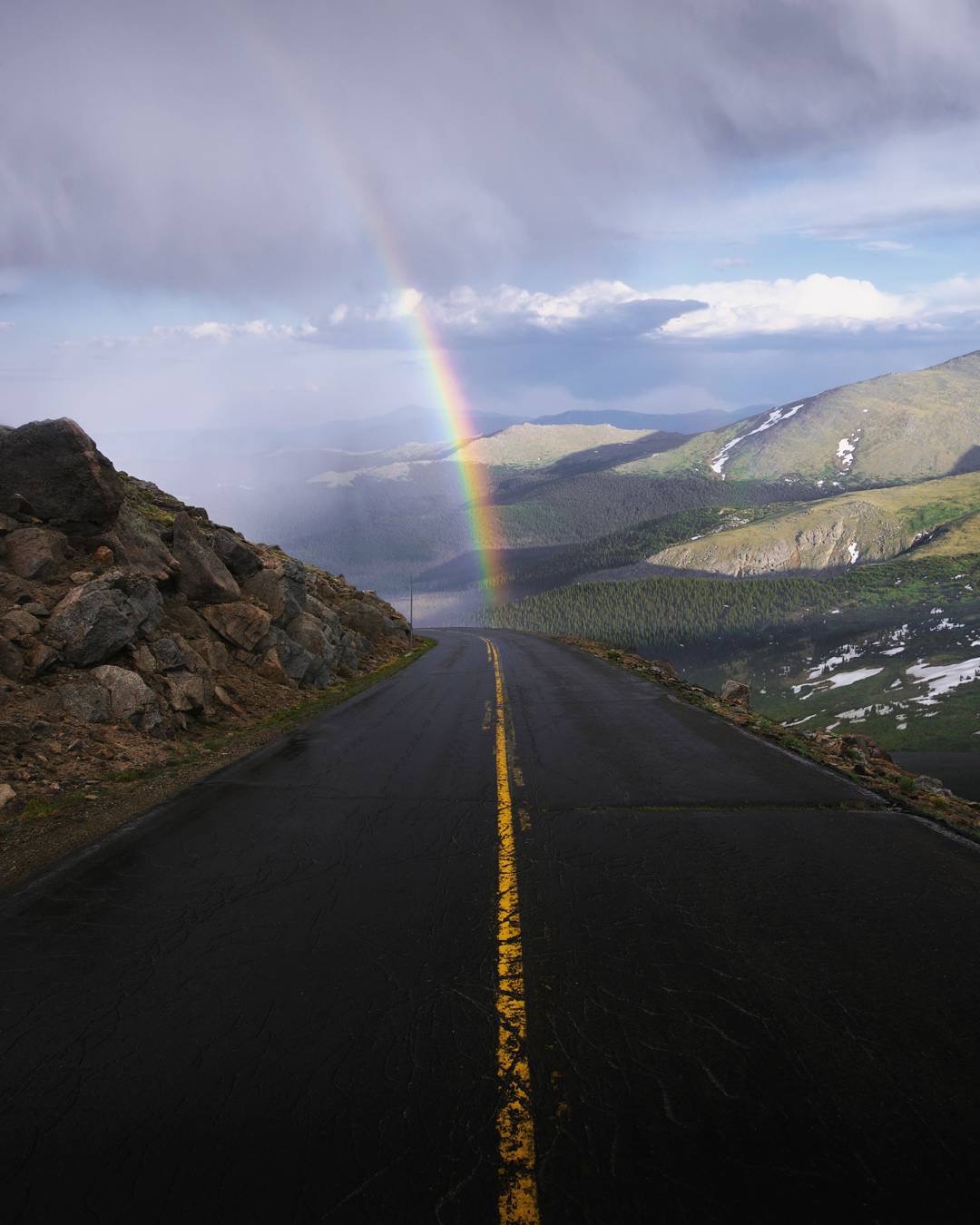 雨后的彩虹，是那么的遥不可及。早安！图 | 摄影师 Ty Newcomb