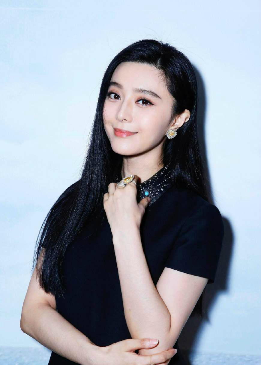 范冰冰最迷人的拍照动作，图三甜美可爱，最后一张让人看着迷|范冰冰|可爱|着迷_新浪新闻