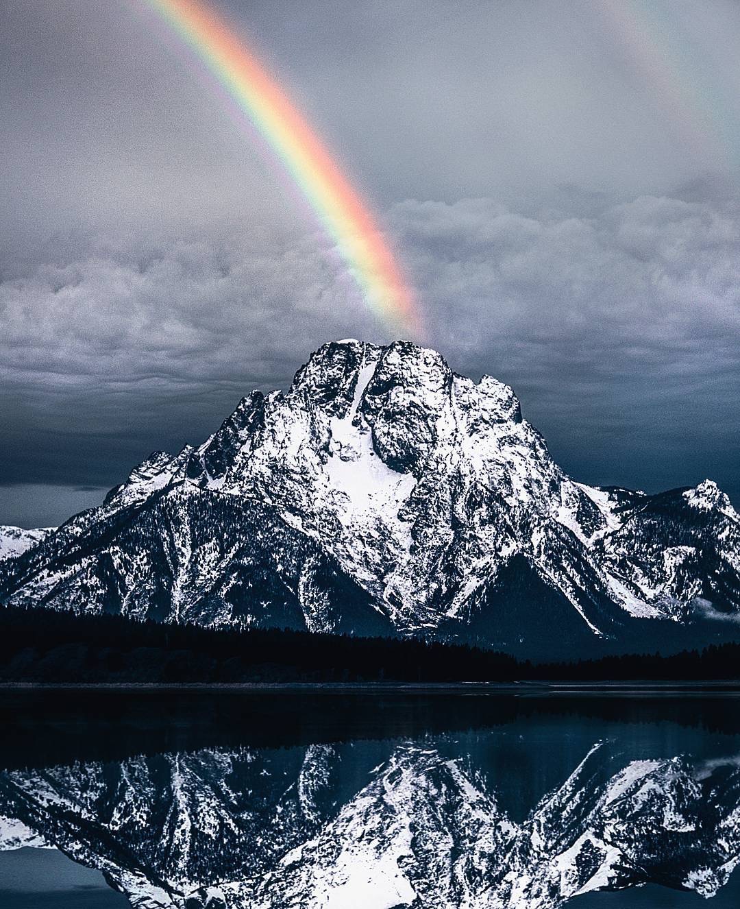 雨后的彩虹，是那么的遥不可及。早安！图 | 摄影师 Ty Newcomb