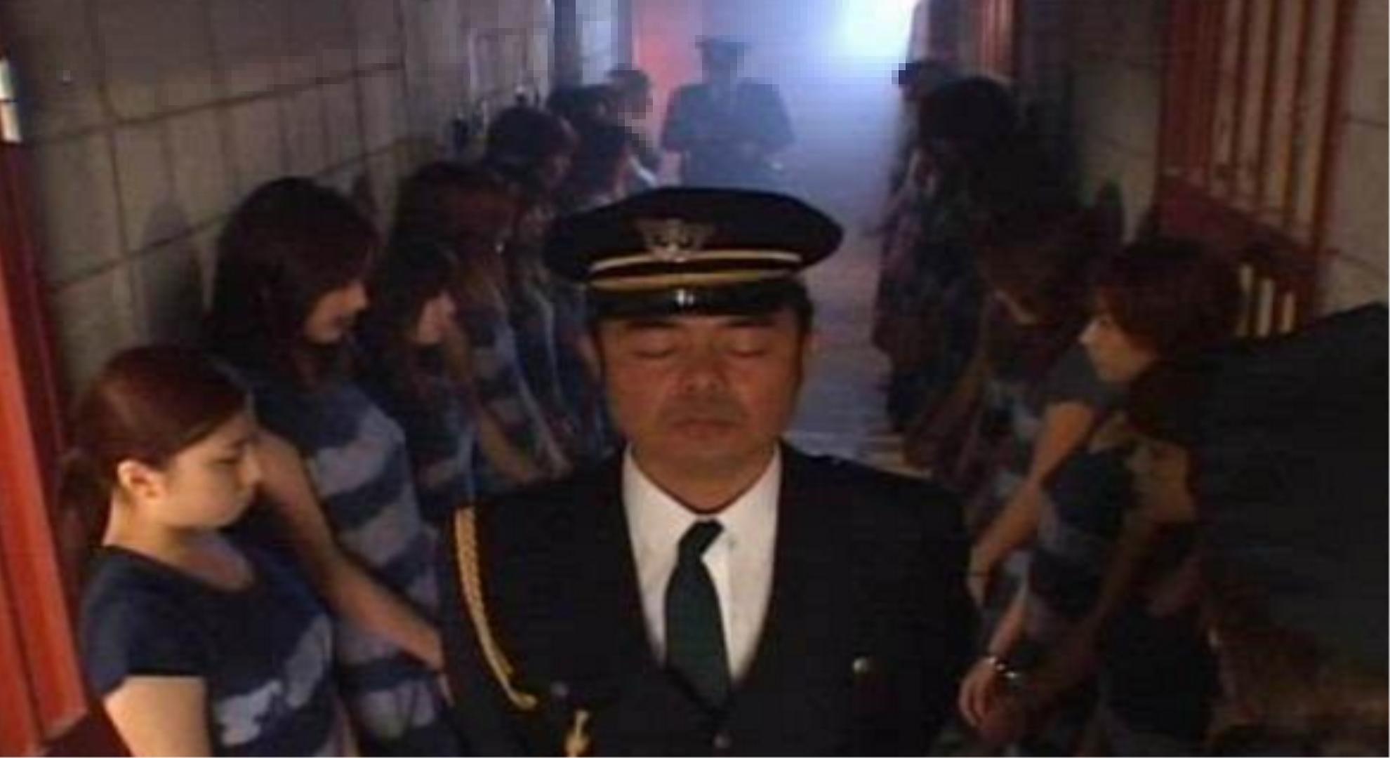 执行死刑前，日本警察会把女犯人带到特殊牢房，做同样一件事|死刑|犯人|牢房_新浪新闻