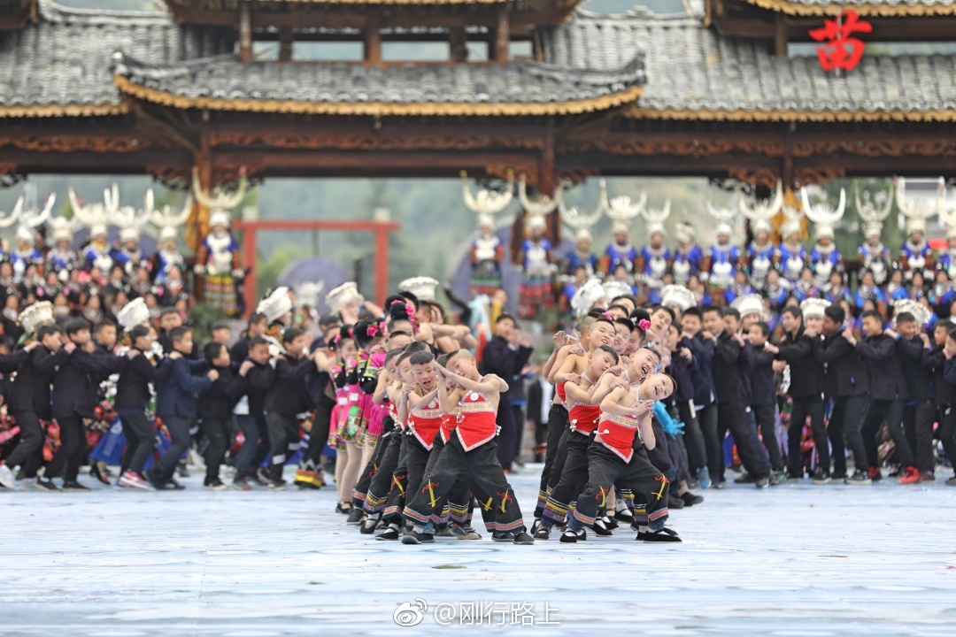 苗年是苗族人民展示苗族服饰、信仰、饮食和歌舞等文化的重要节日”雷山苗族歌舞新浪新闻