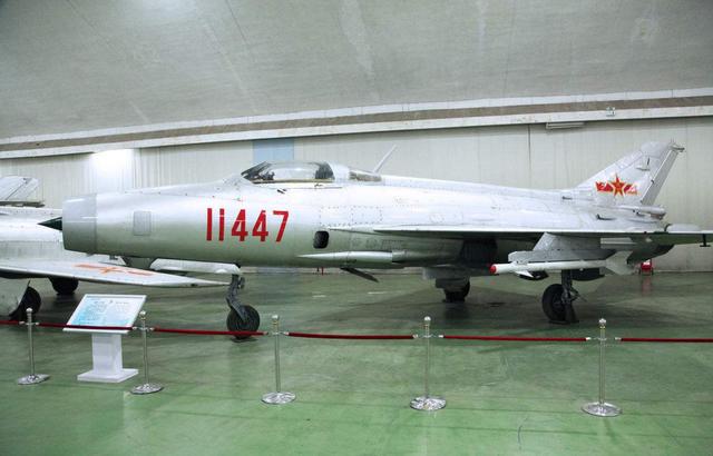 解放军空军退役的歼7战斗机都会去哪里呢？