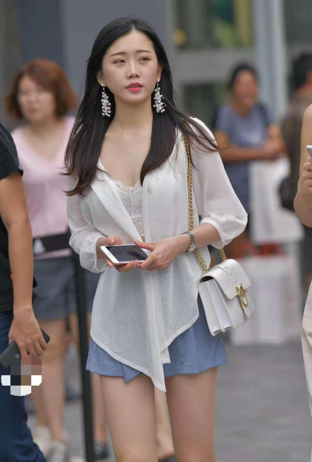 街拍，穿白色衬衫，蓝色短裙的小姐姐，温柔可爱|小姐姐|原动力|短裙_新浪新闻