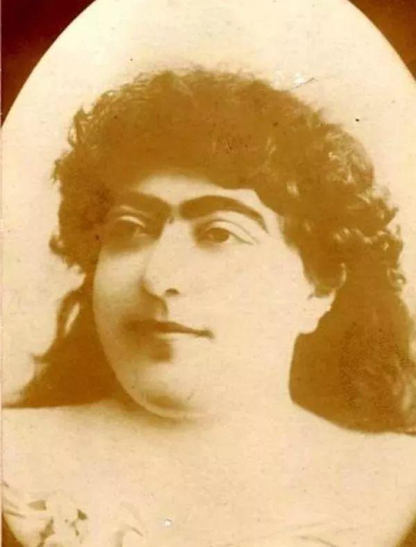 她被誉为绝世美女，很多人向求婚，数十人为她自杀……