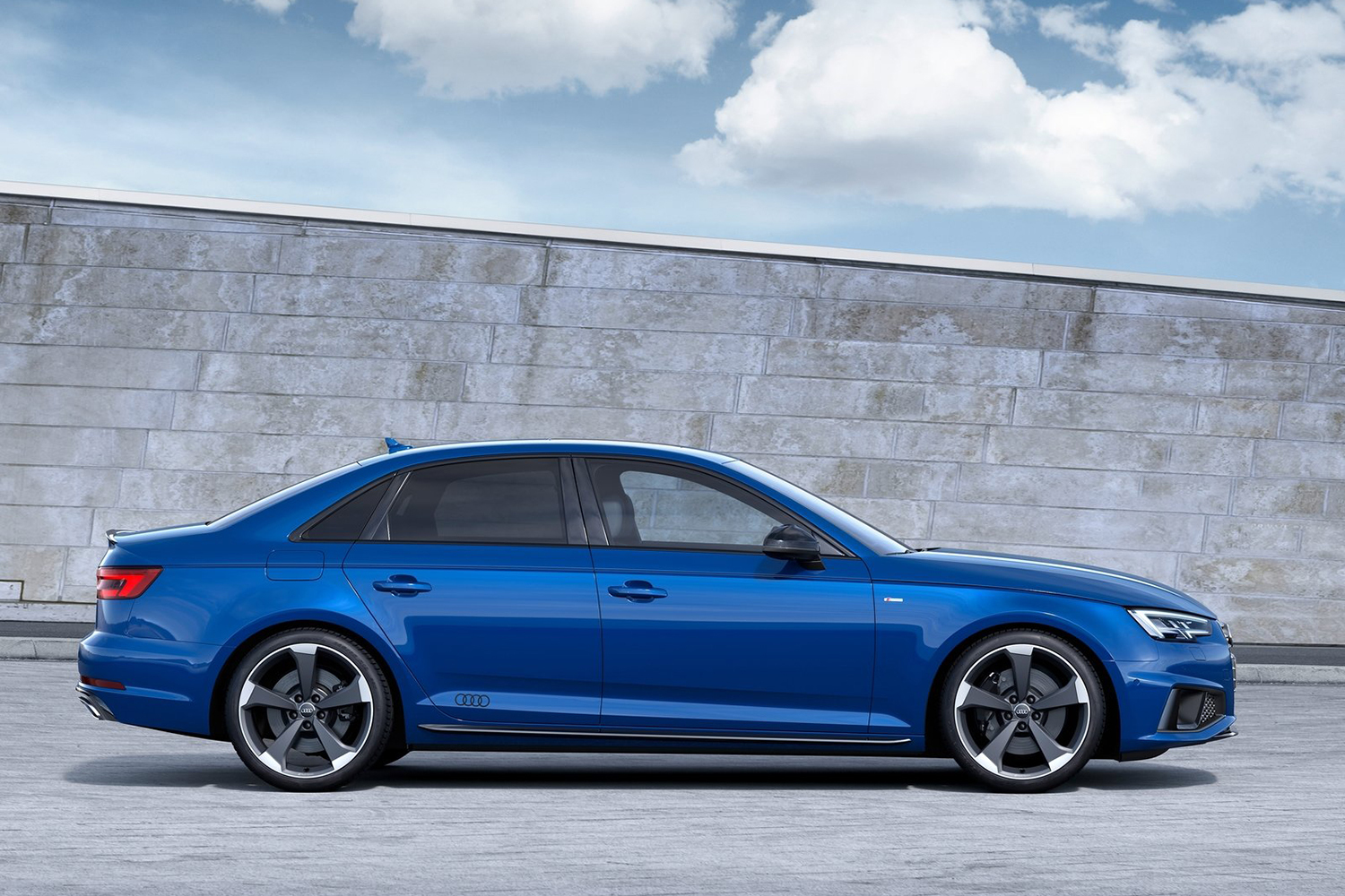 新款奥迪A4海外官图发布 有望于2019年正式与国内消费者见面-新浪汽车