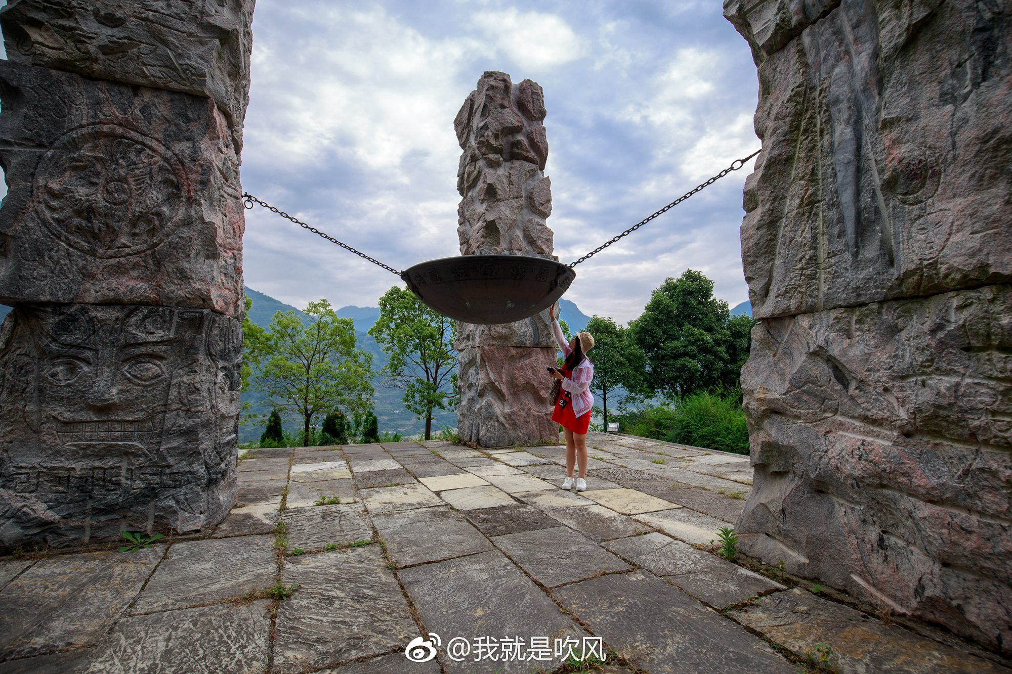 屹立于长江西陵峡中兵书宝剑峡和牛肝马肺峡之间的链子崖景区|牛肝马肺峡|兵书宝剑峡|链子崖_新浪新闻