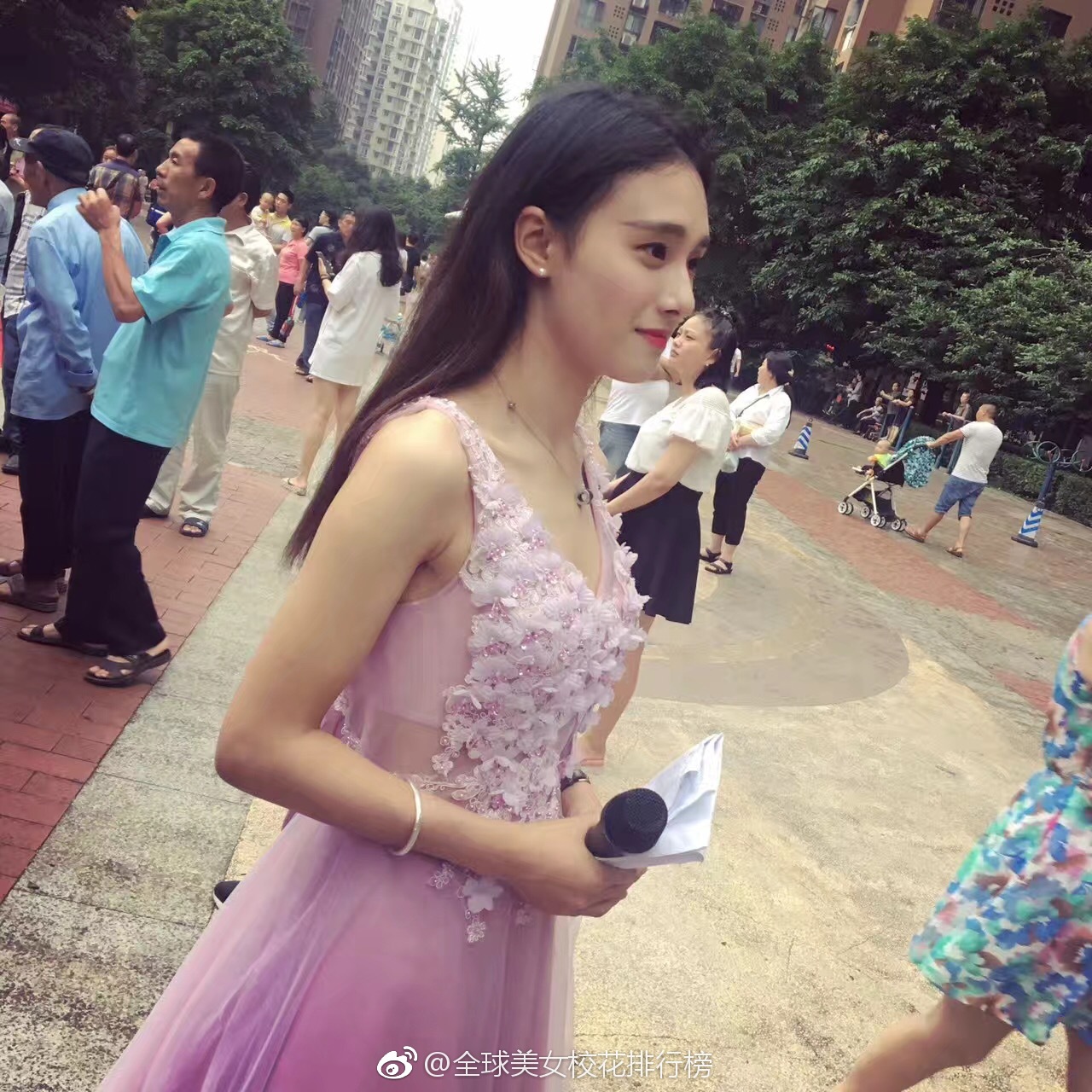 吴静娴 身高165 体重46kg 20岁 乘务员 爱好音乐篮球 话剧表演播音主