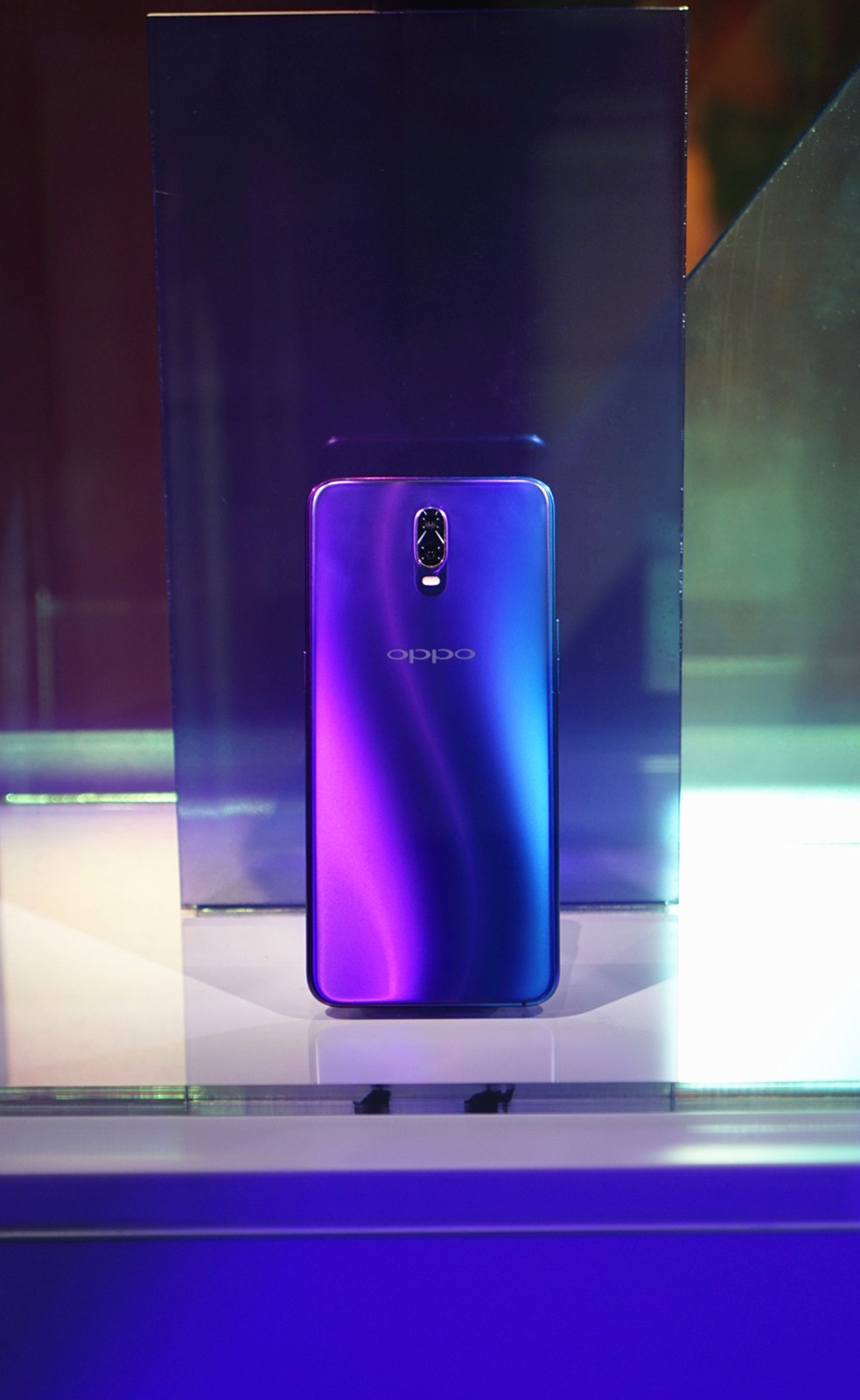 OPPO R17 首发图赏：幻色渐变美到窒息，前沿TOF技术首发__财经头条