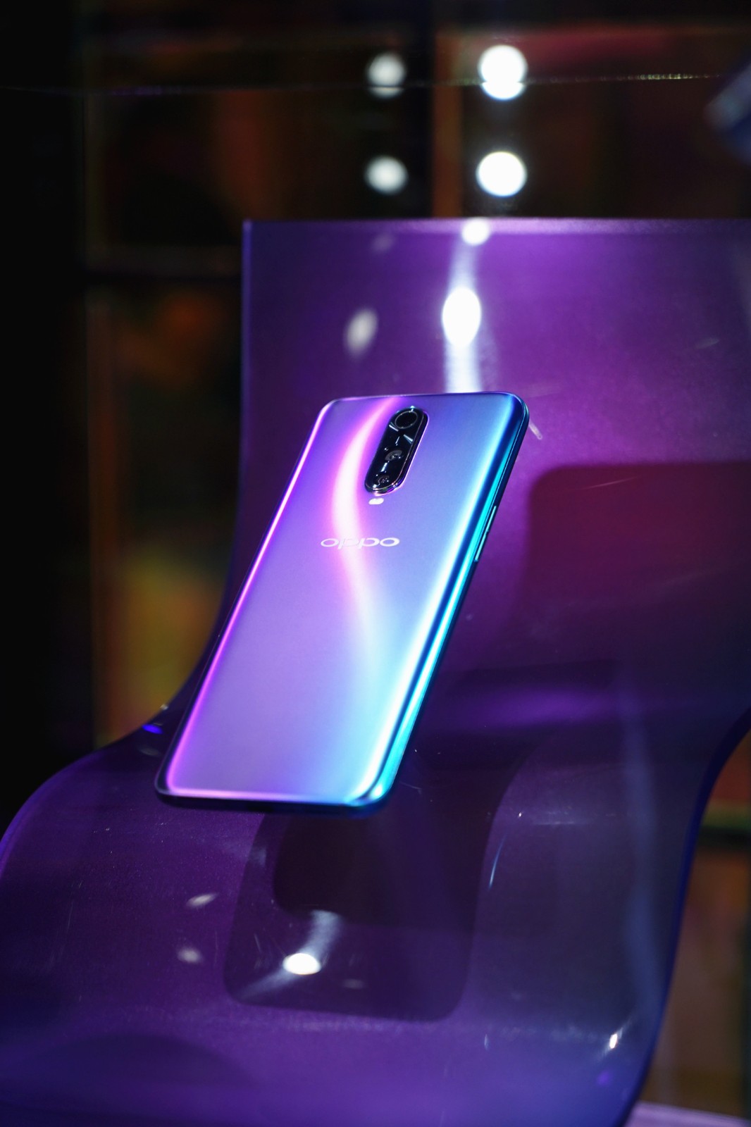 OPPO R17 首发图赏：幻色渐变美到窒息，前沿TOF技术首发__财经头条