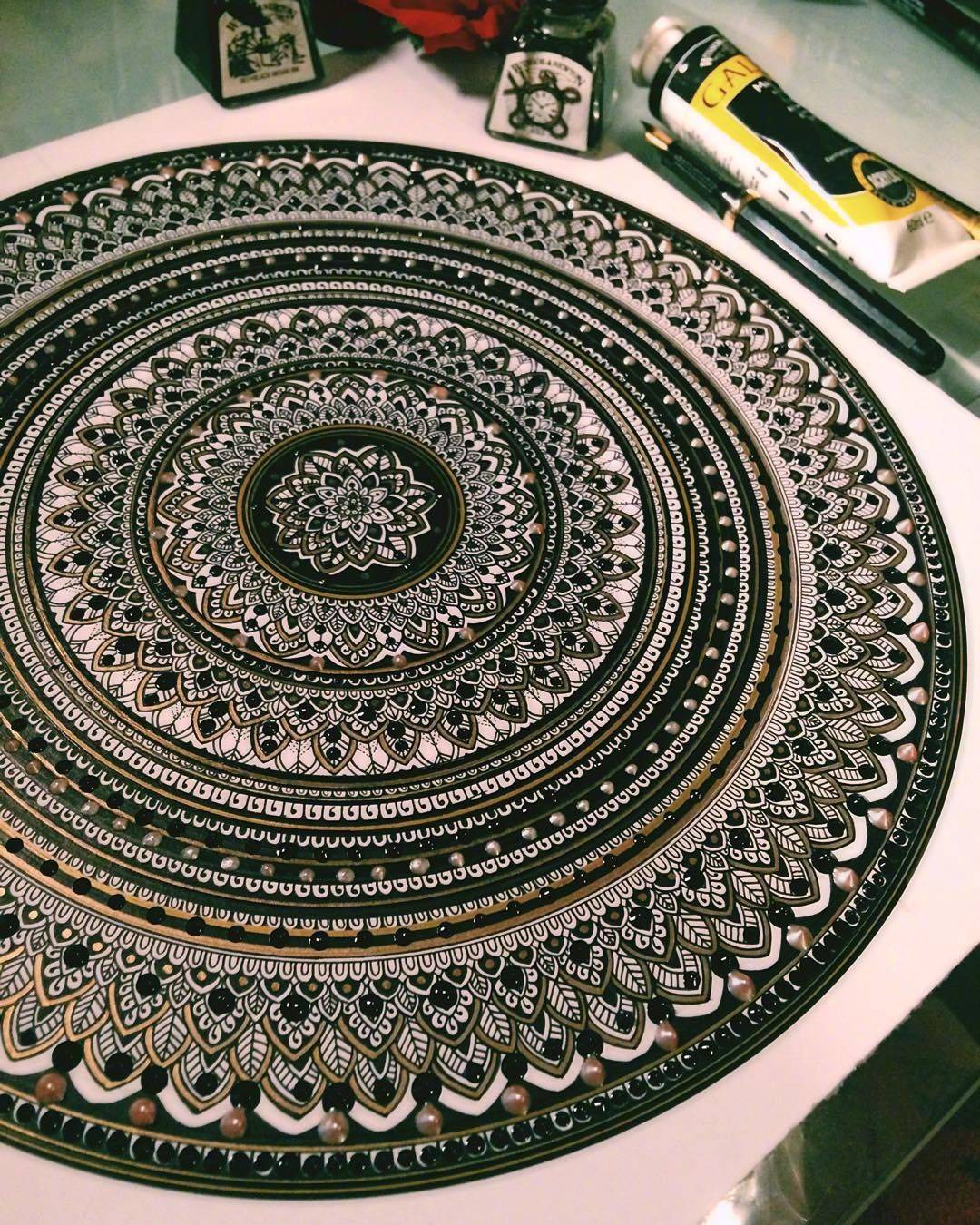 墨西哥艺术家 Asmahan Rose Mosleh 手绘曼陀罗图案