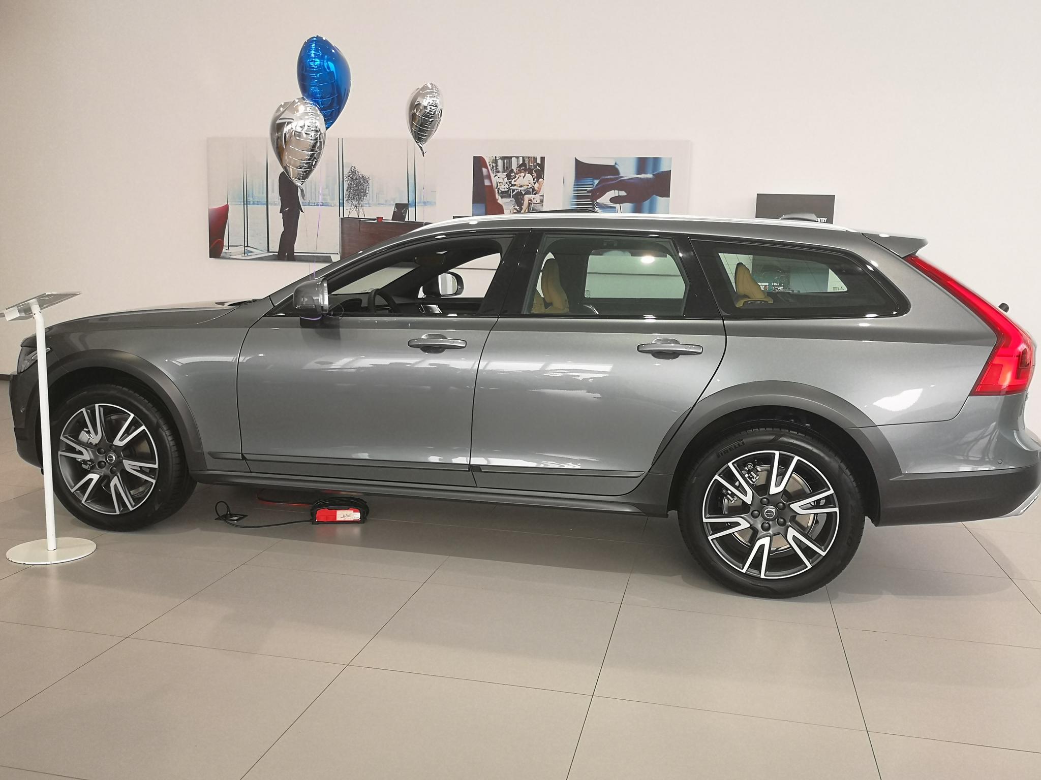 不走寻常路 看2019款沃尔沃V90 Cross Country四驱顶配-新浪汽车