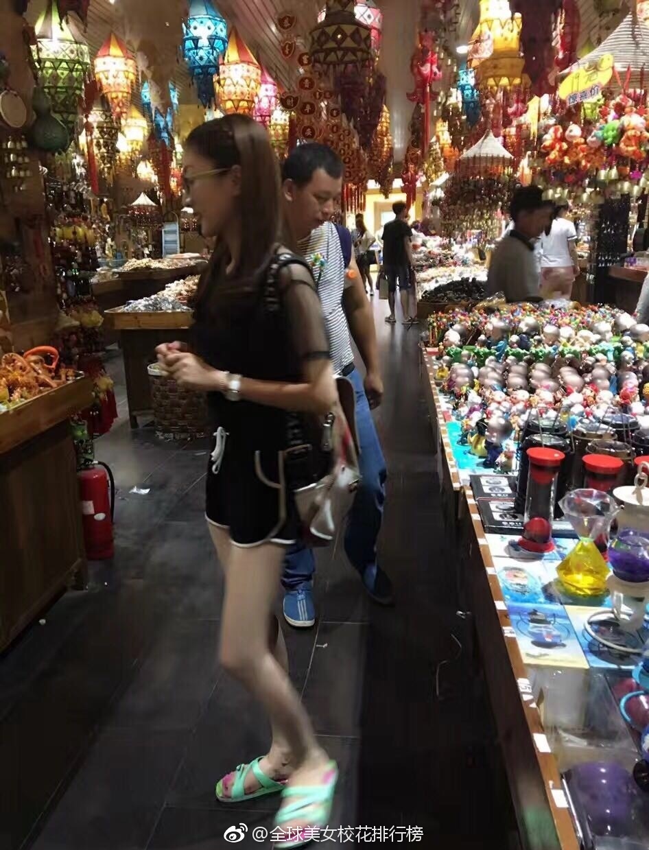 美女校花 吴思 长沙大学 23岁 身高166cm 喜欢画画|长沙大学|吴思|校花_新浪新闻