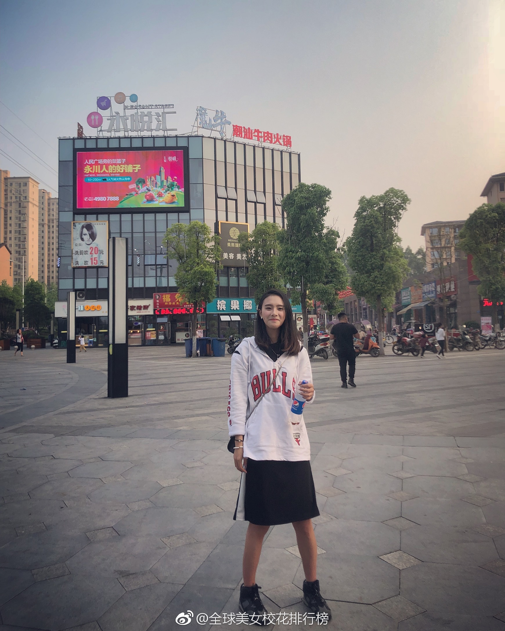 吴静娴 身高165 体重46kg 20岁 乘务员 爱好音乐篮球 话剧表演播音主