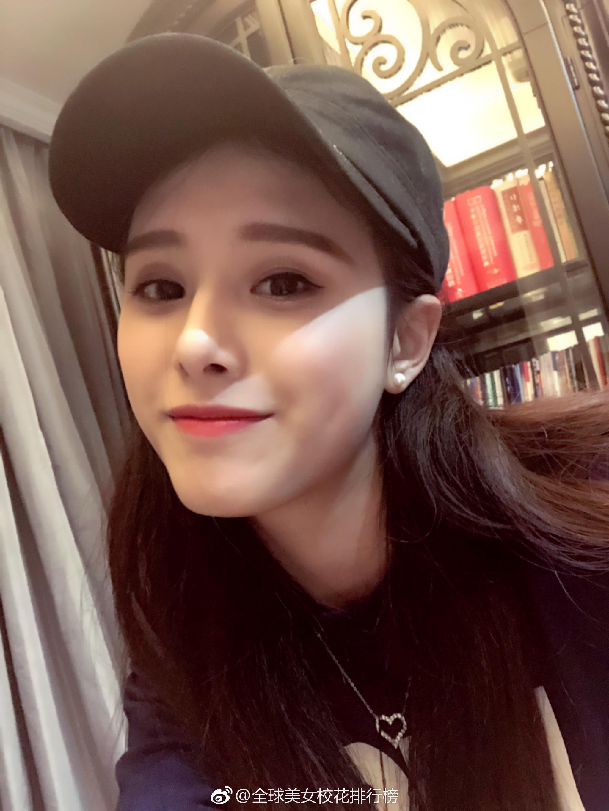 吴静娴 身高165 体重46kg 20岁 乘务员 爱好音乐篮球 话剧表演播音主