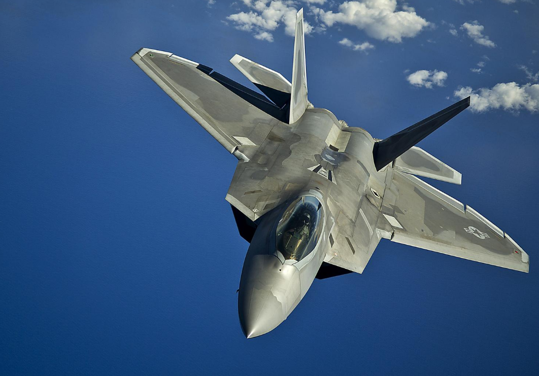 F-22与F-35这两款五代战机相比，哪款优势更大一些？|战斗机|五代|起降_新浪新闻