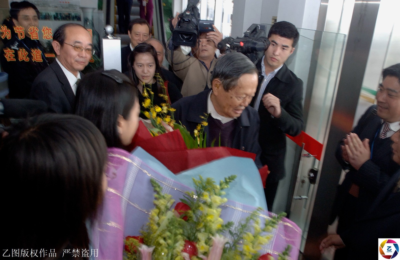 96岁高龄的杨振宁再回故乡合肥，这次爱妻翁帆没有一道出现|杨振宁|翁帆|求是_新浪新闻