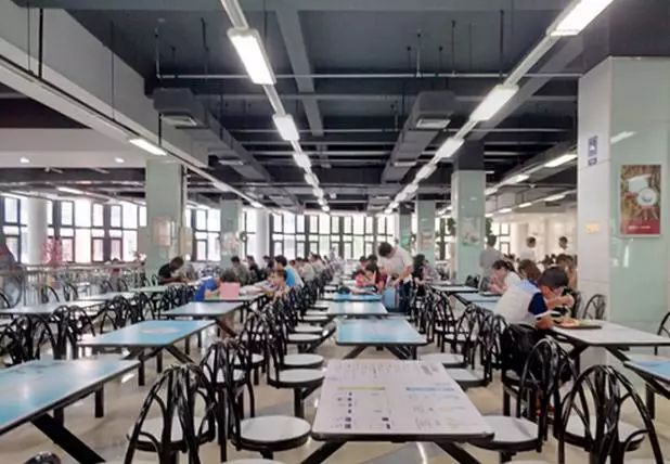 清华大学食堂pk北大食堂，学渣们超羡慕，看到价格网友都跪了！