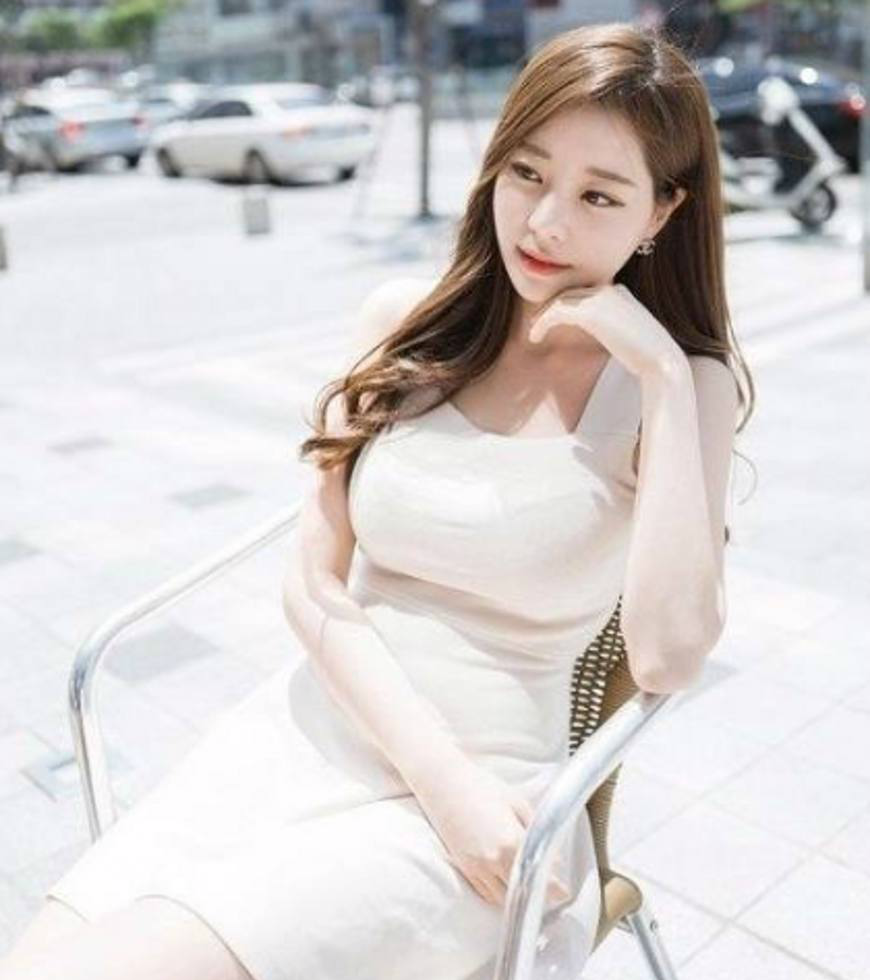 街拍,性感丰满的少妇,乳此妖娆的身材,别有一番韵味