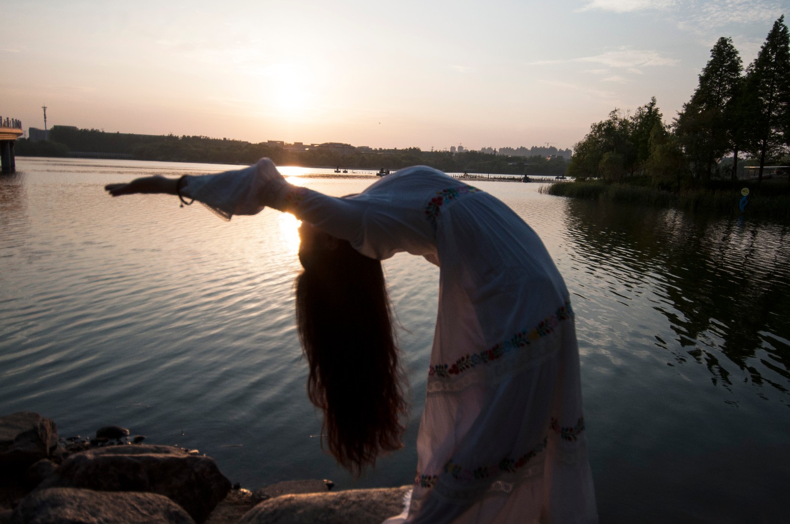 安徽合肥：夕阳下美女练瑜伽